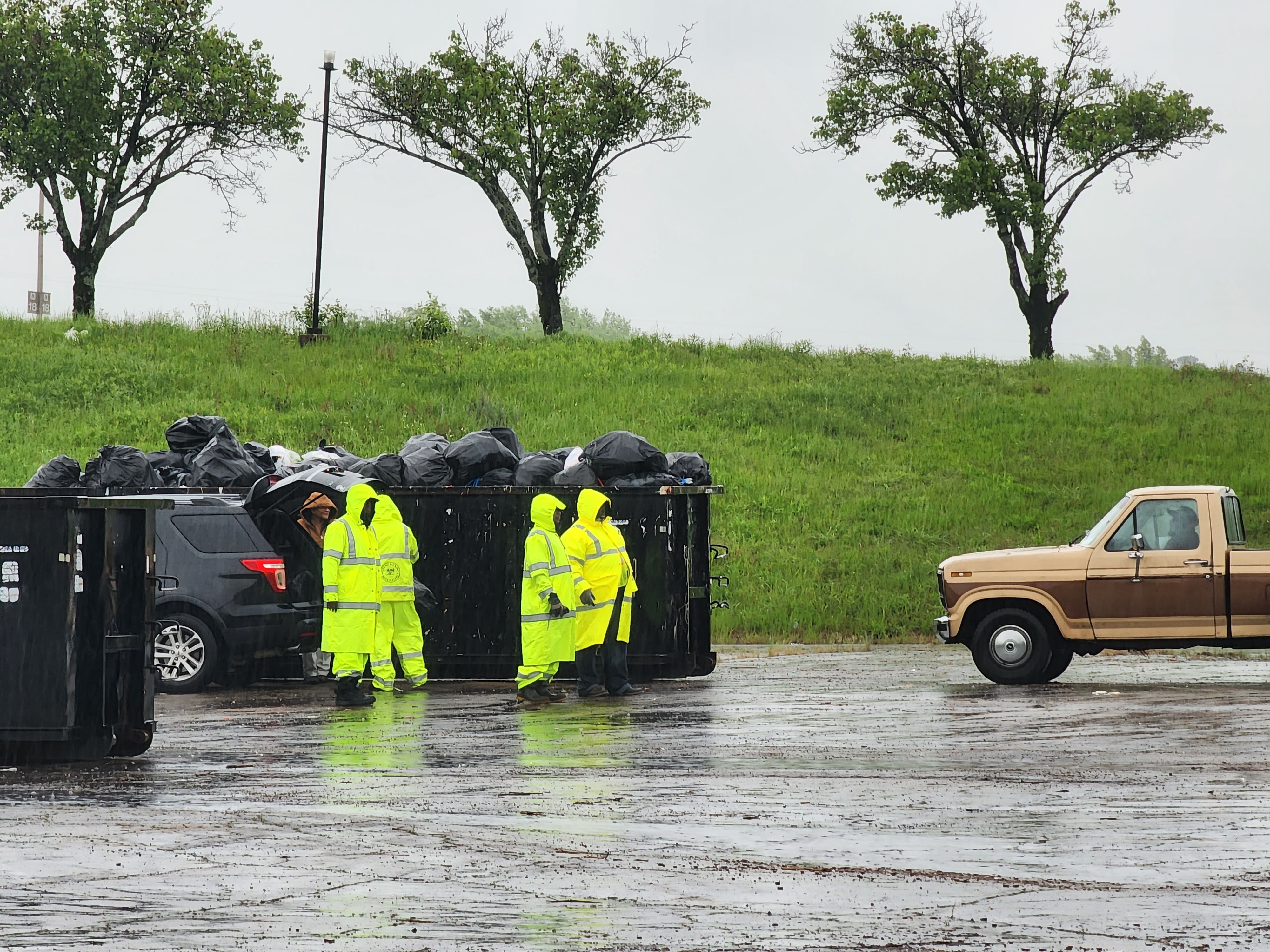 Jackson neighbors help drop off trash as city leaders continue to ...