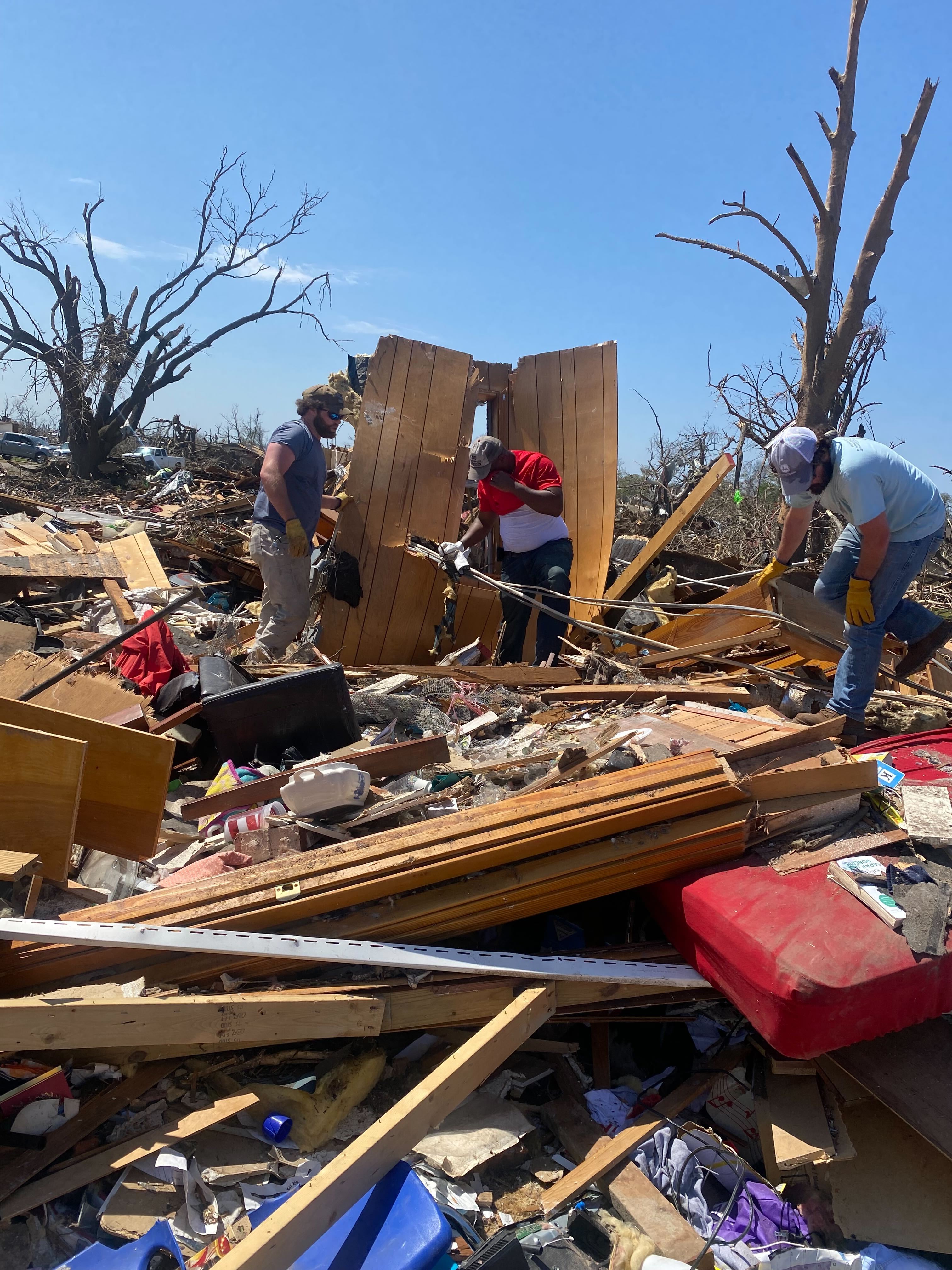 People of Rolling Fork cleaning up and searching through aftermath of ...