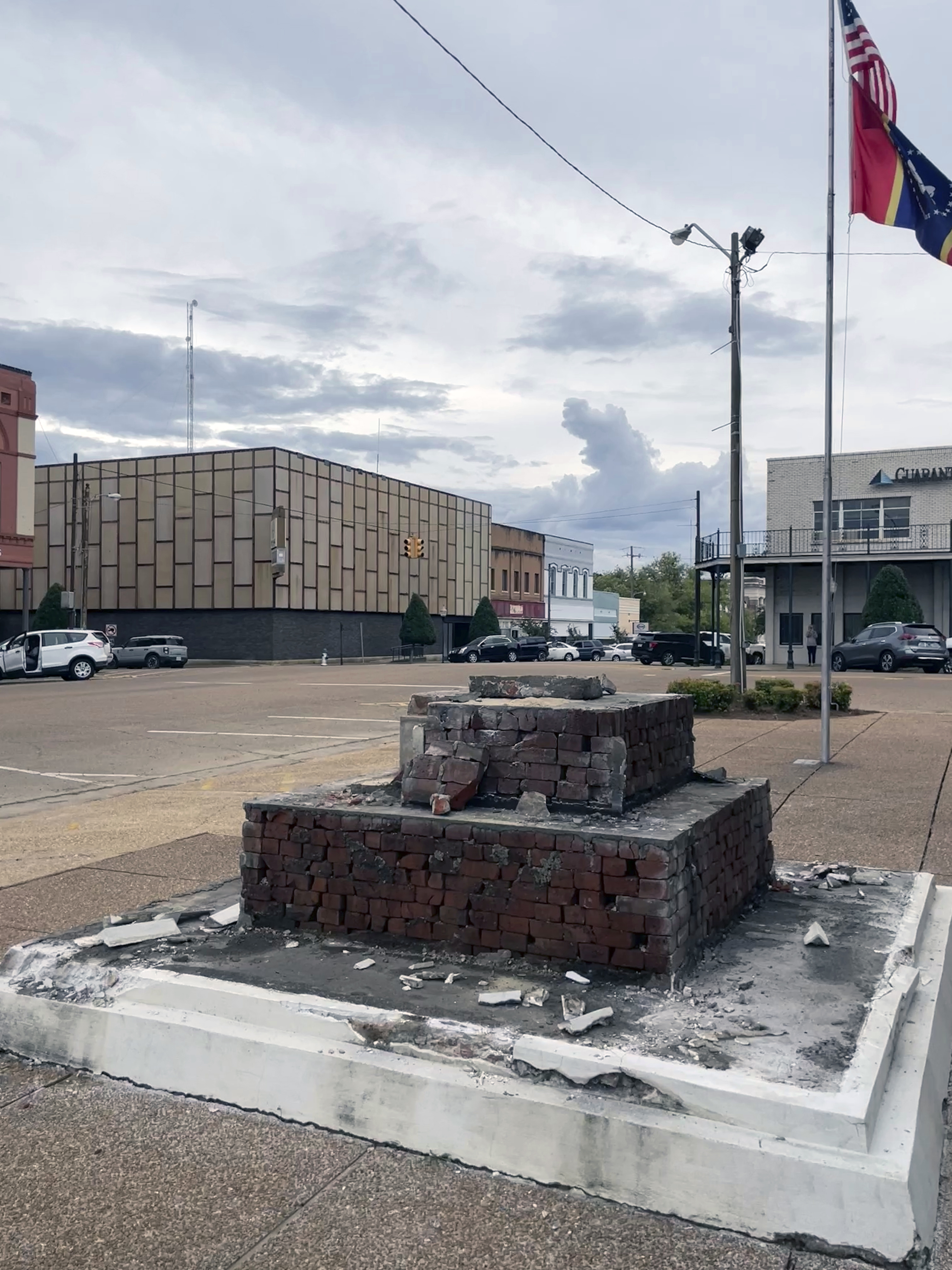 A Mississippi town moves a Confederate monument that became a shrouded ...